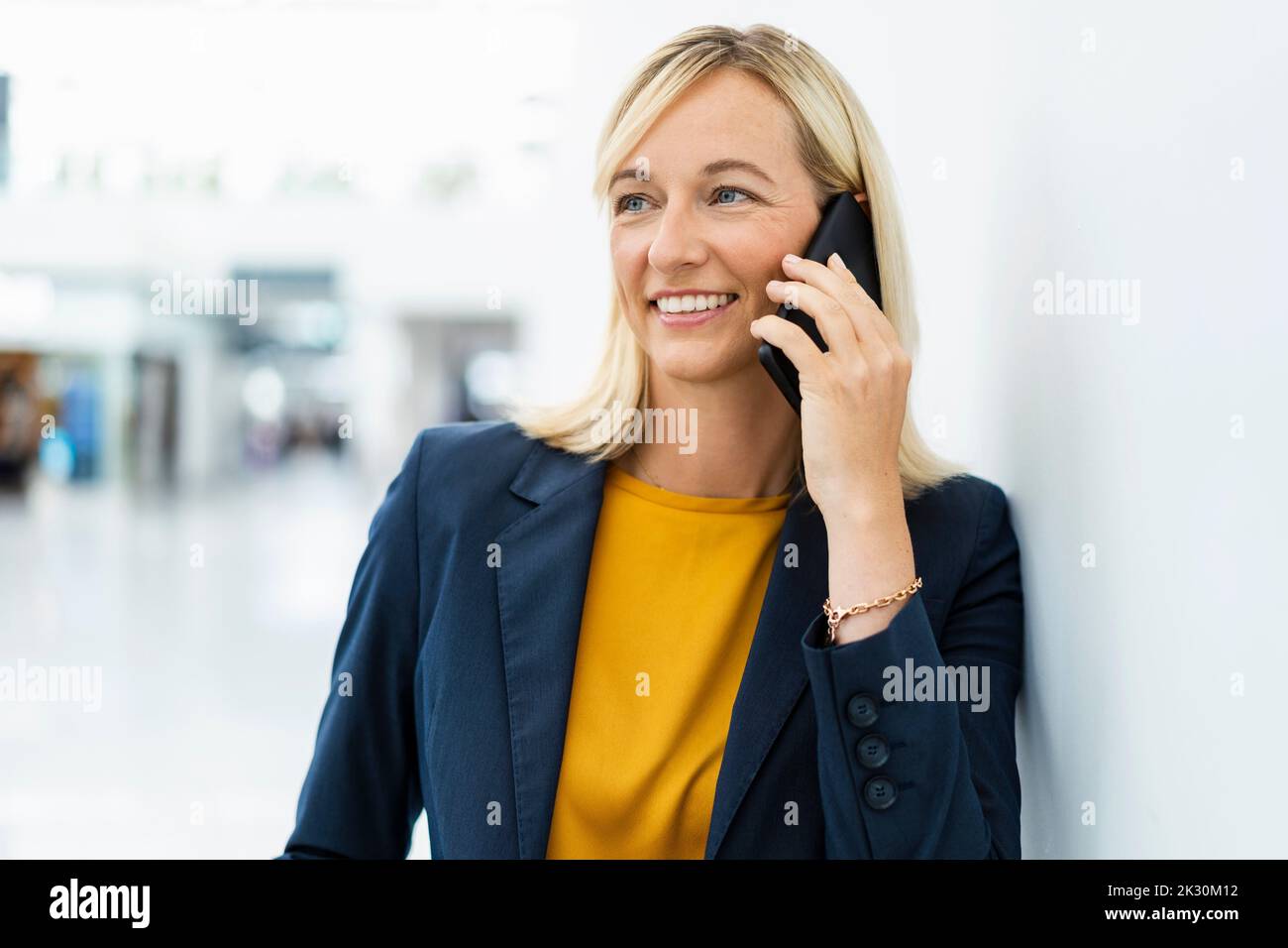 Talking over phone hi-res stock photography and images - Alamy