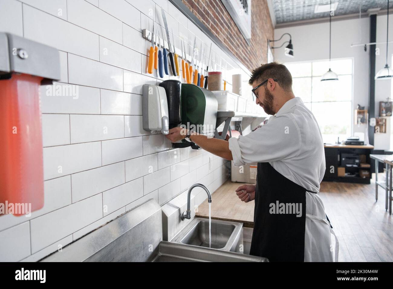 Washing glasses hi-res stock photography and images - Alamy