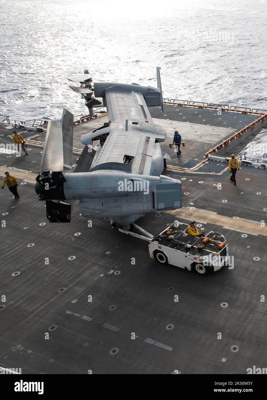 220921-N-TT639-2163 PHILIPPINE SEA (Sept. 21, 2022) – Sailors move an ...