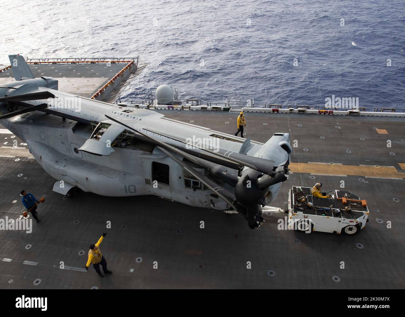 220921-N-TT639-2173 PHILIPPINE SEA (Sept. 21, 2022) – Sailors move an ...