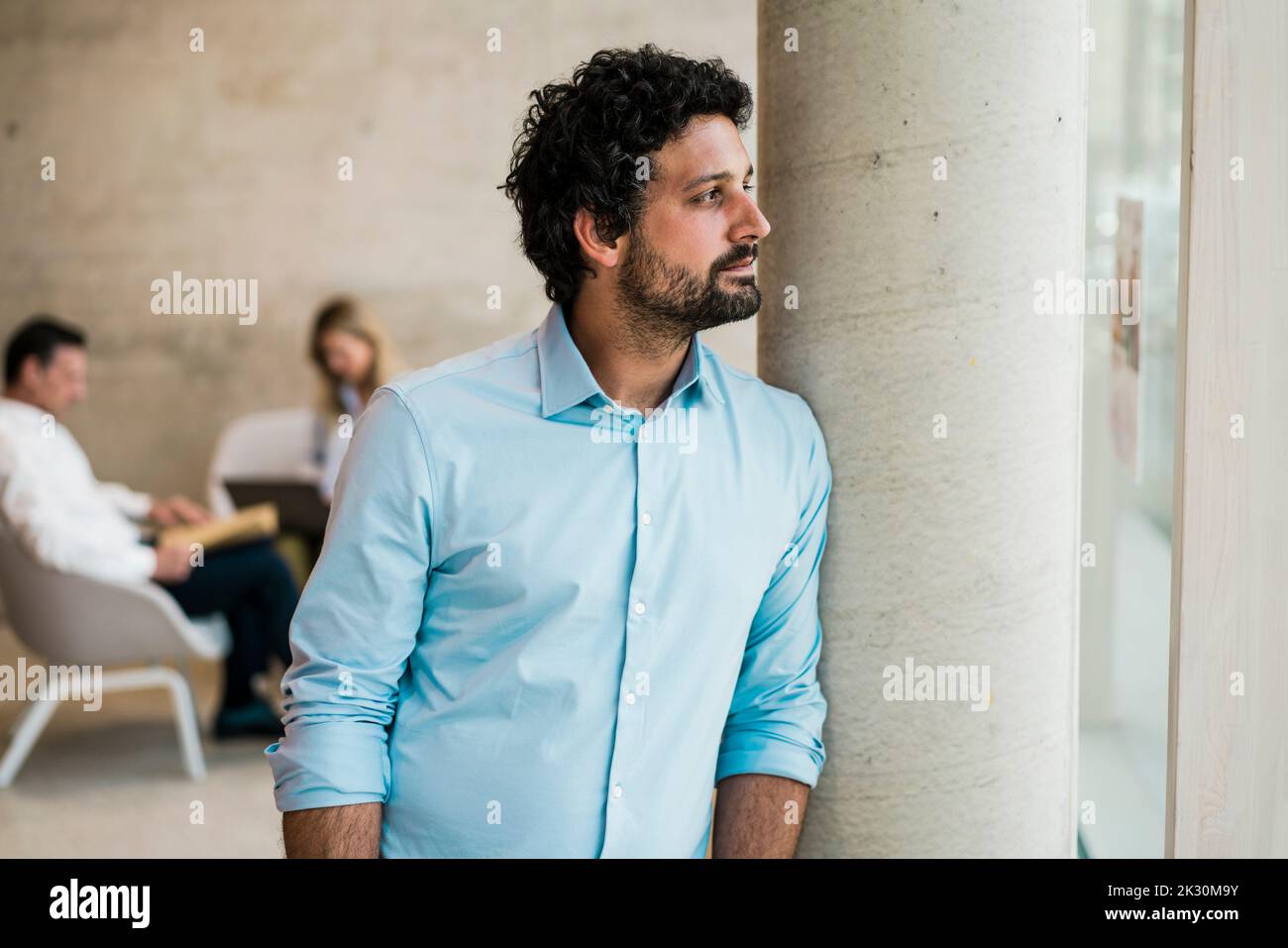 Leaning on white column hi-res stock photography and images - Alamy