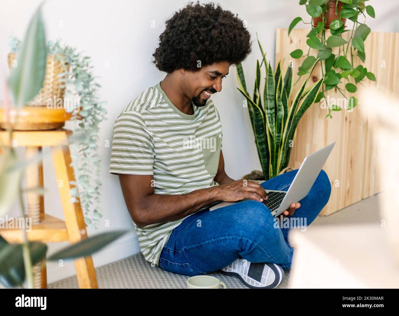 African american happy laptop hi-res stock photography and images - Alamy