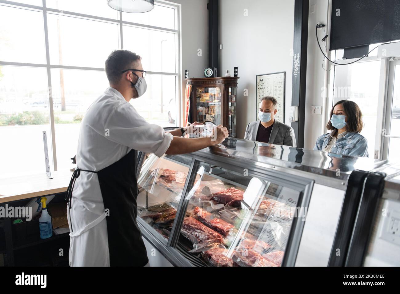 Asian couple with face mask hi-res stock photography and images - Alamy