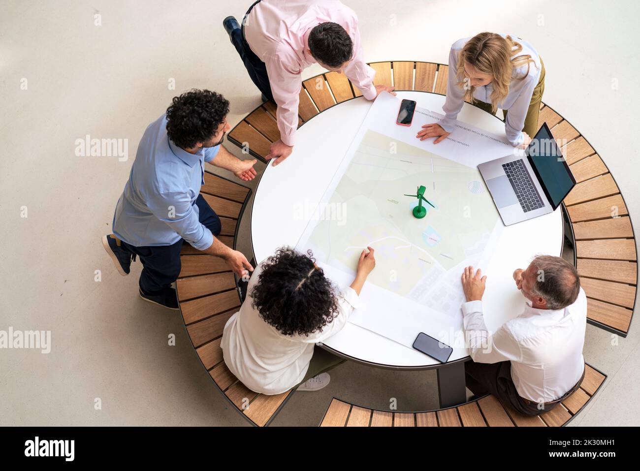 Business people discussing other hi-res stock photography and images ...