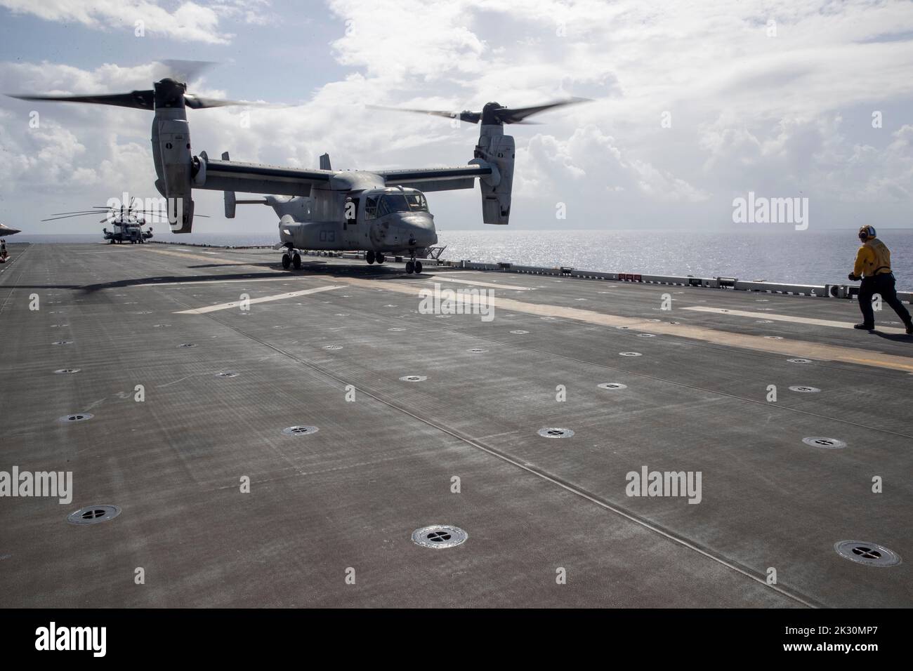 220920-N-XN177-1061 PHILIPPINE SEA (Sept. 20, 2022) – An MV-22 Osprey ...