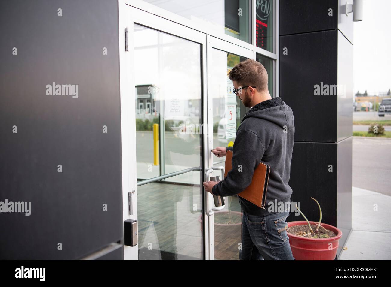 Man at door hi-res stock photography and images - Alamy