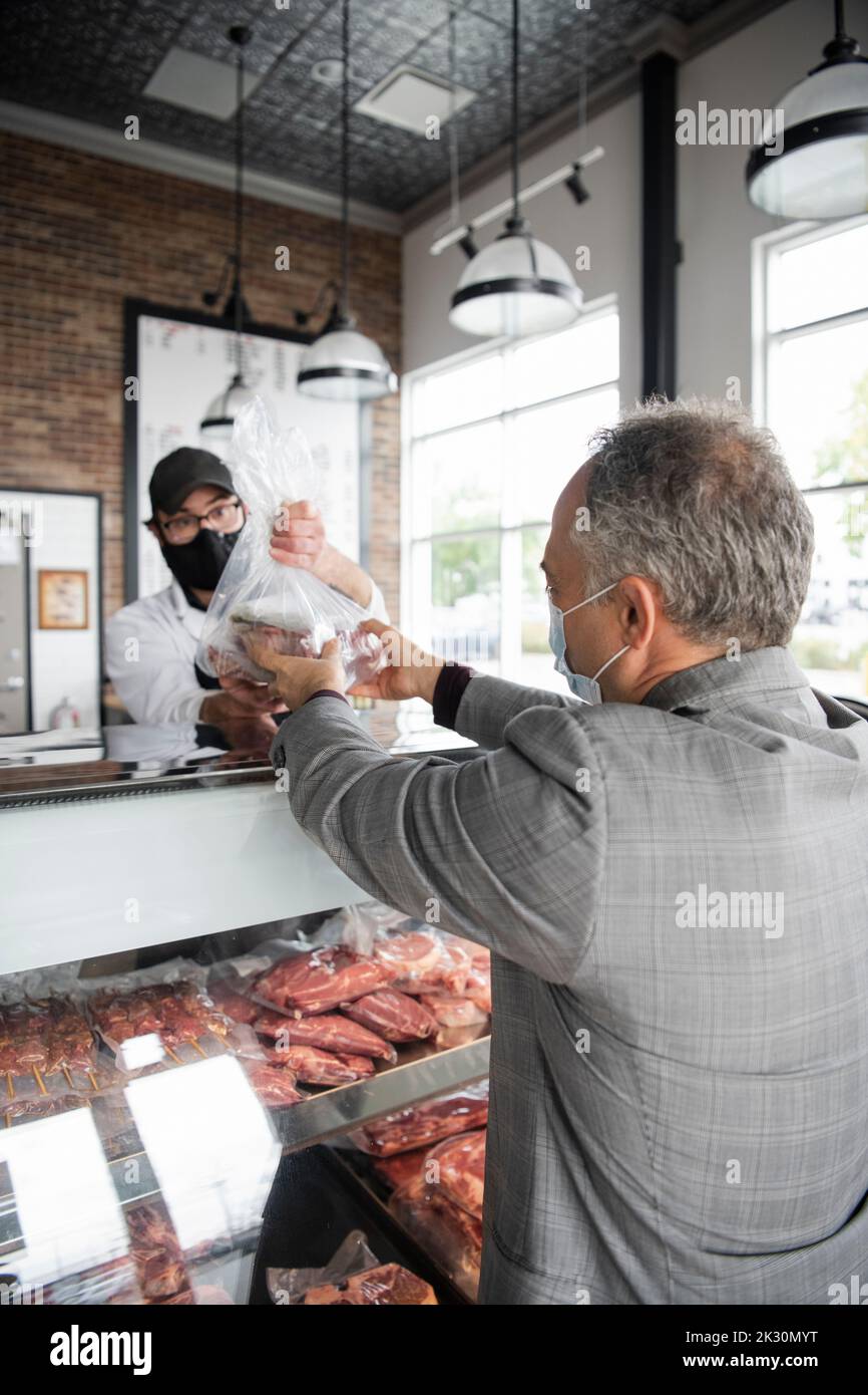 Wearing mask in shop hi-res stock photography and images - Alamy