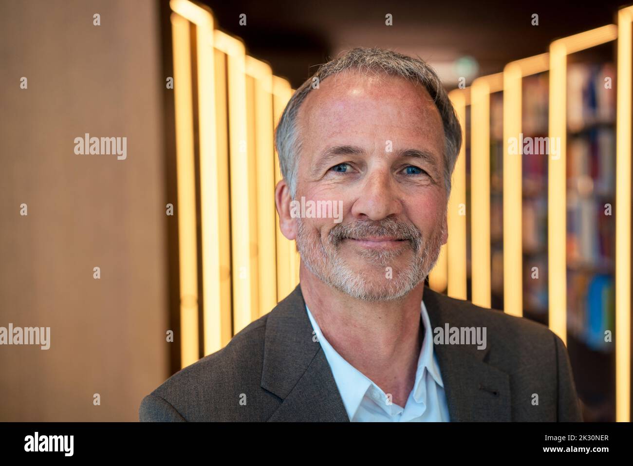 Senior library hi-res stock photography and images - Alamy