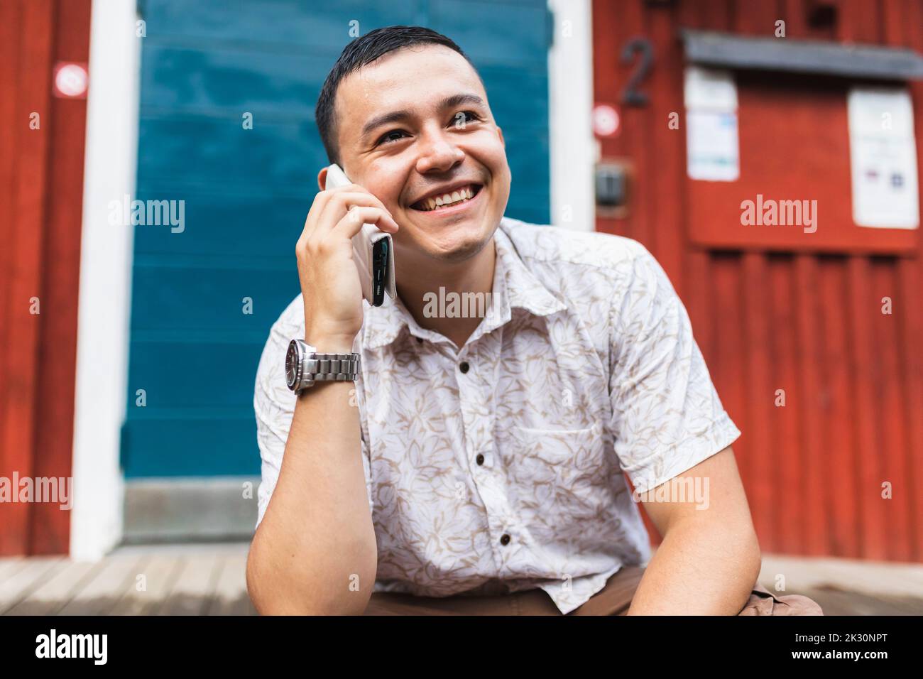 Mobile phone call outside hi-res stock photography and images - Alamy