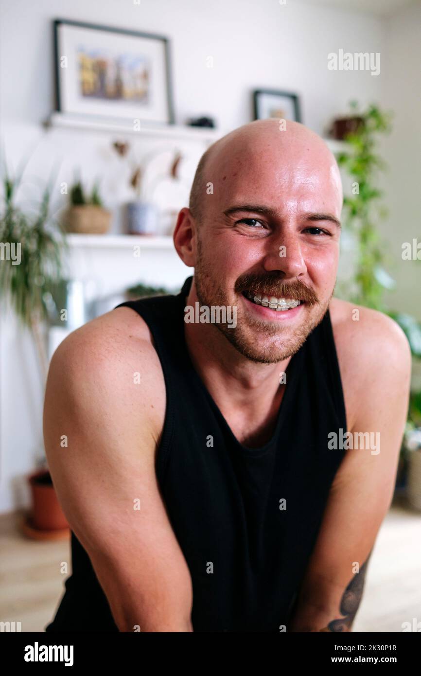 Man wearing tank top hi-res stock photography and images - Alamy