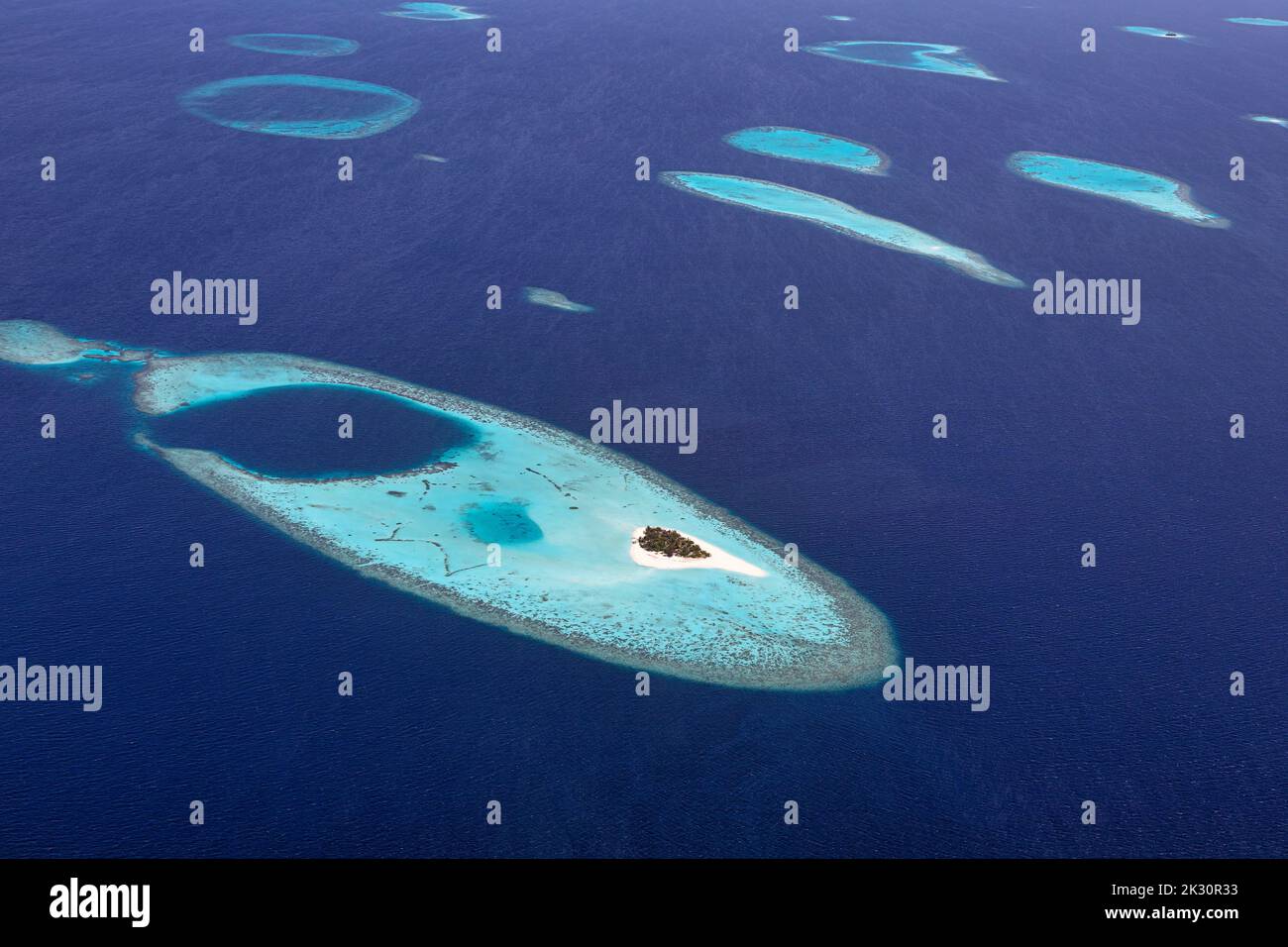 Maldives, Kolhumadulu Atoll, Aerial view of small islet in Indian Ocean ...