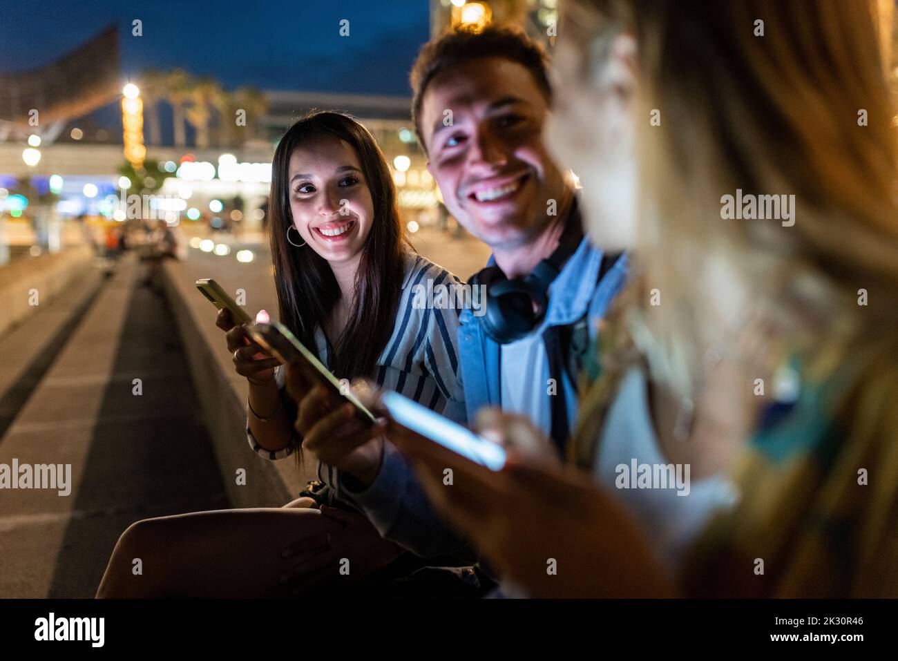 Group young people mobile phones hi-res stock photography and images ...