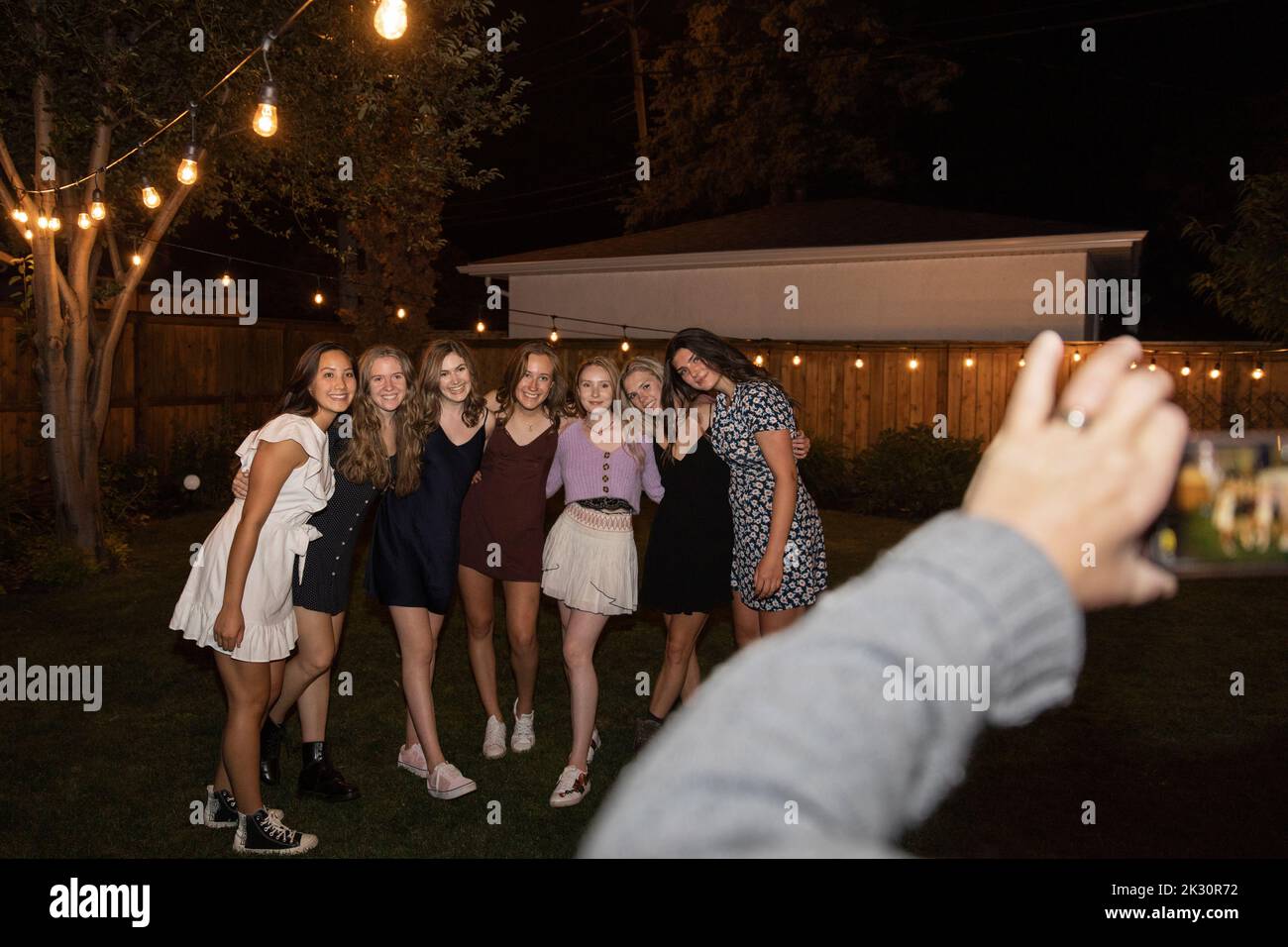 Teenage girls posing hi-res stock photography and images - Alamy