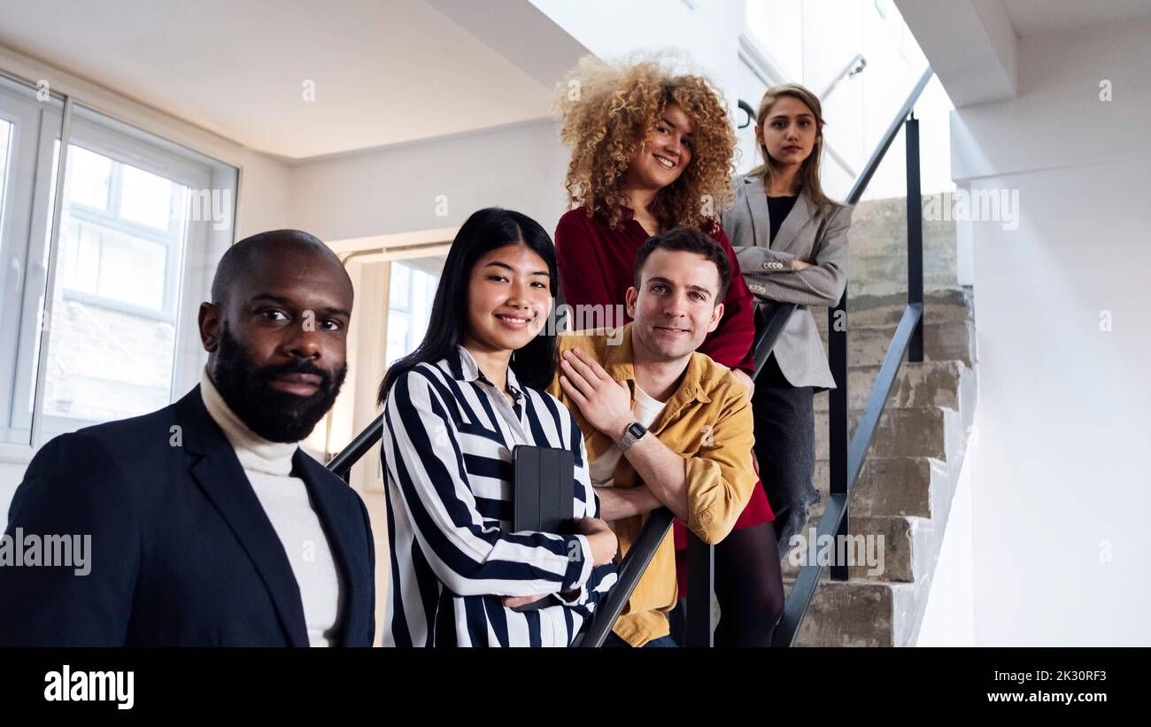 Business people standing looking hi-res stock photography and images ...