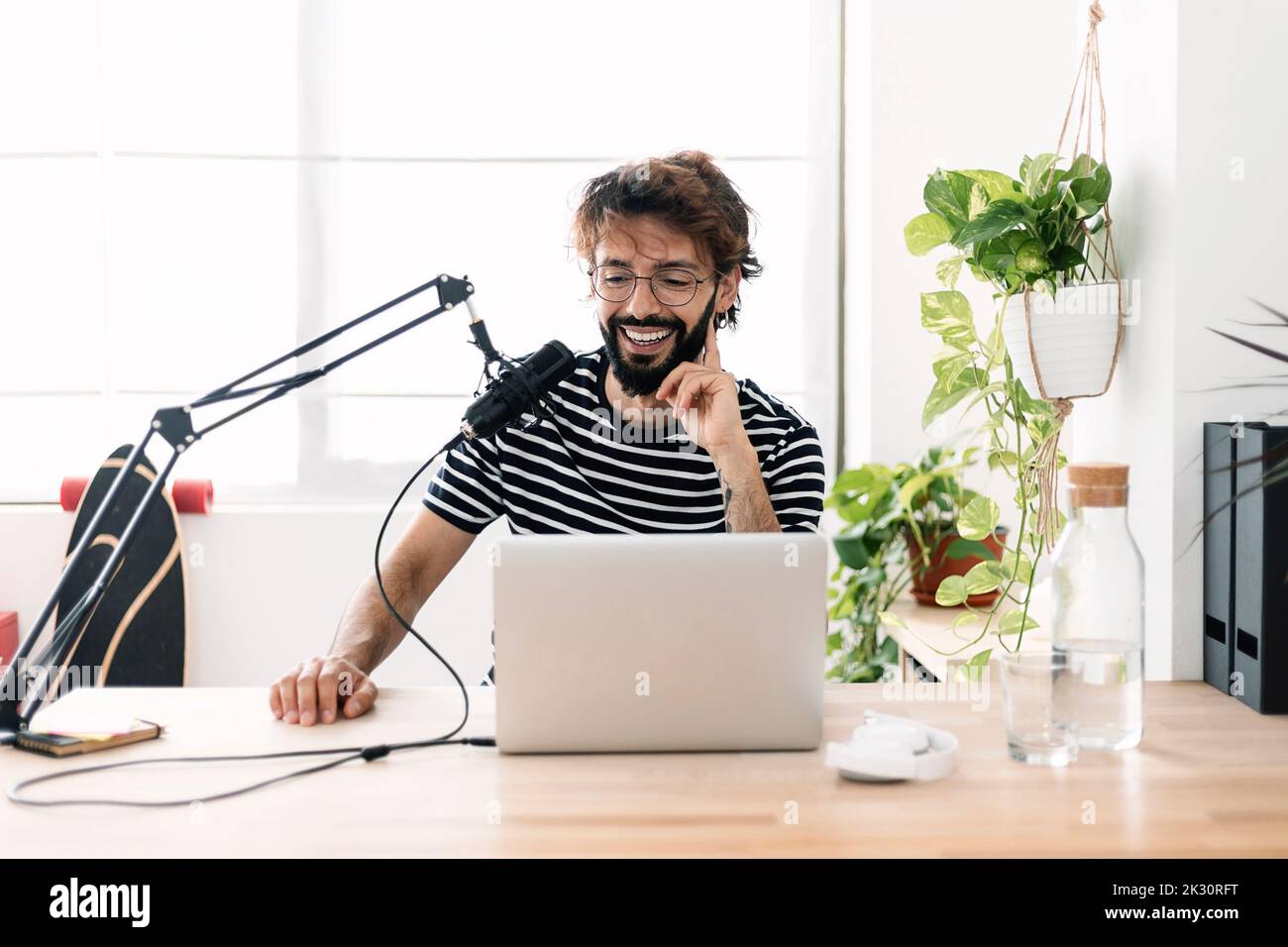 Man with recording device hi-res stock photography and images - Alamy