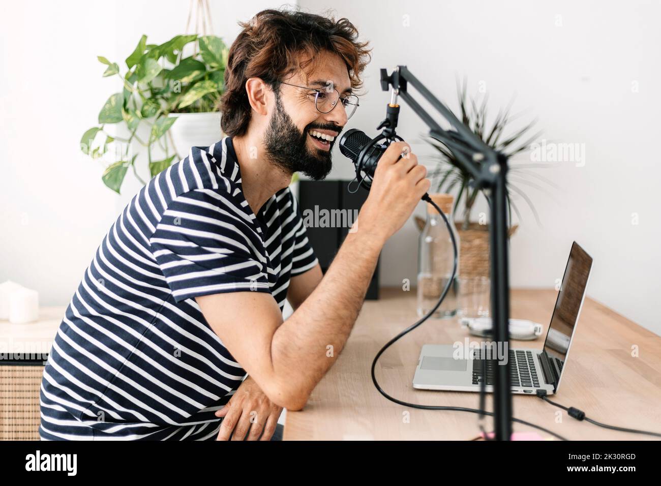 Content creator hi-res stock photography and images - Alamy