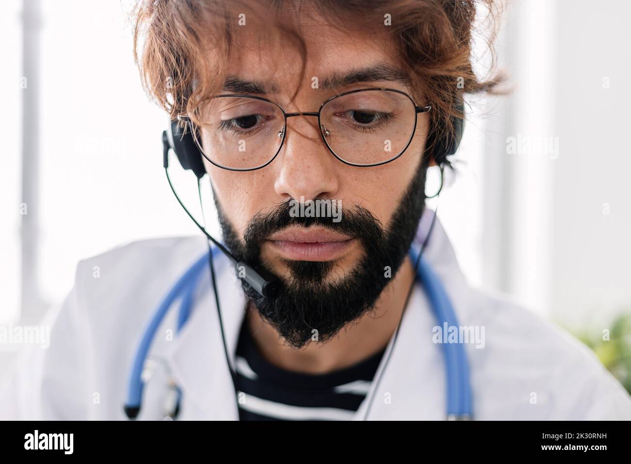 Doctor with headset hi-res stock photography and images - Alamy