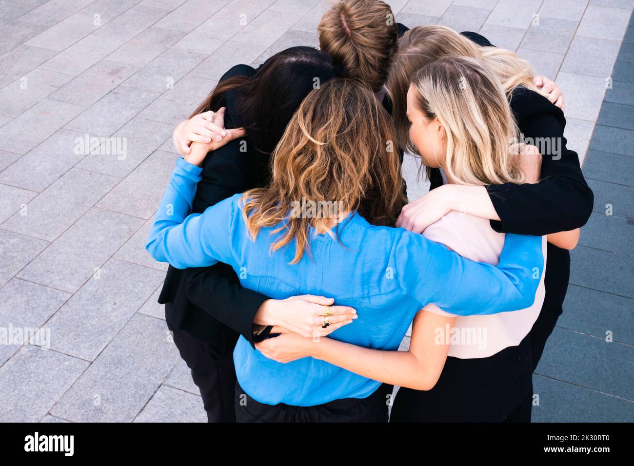 Business team huddle hi-res stock photography and images - Alamy