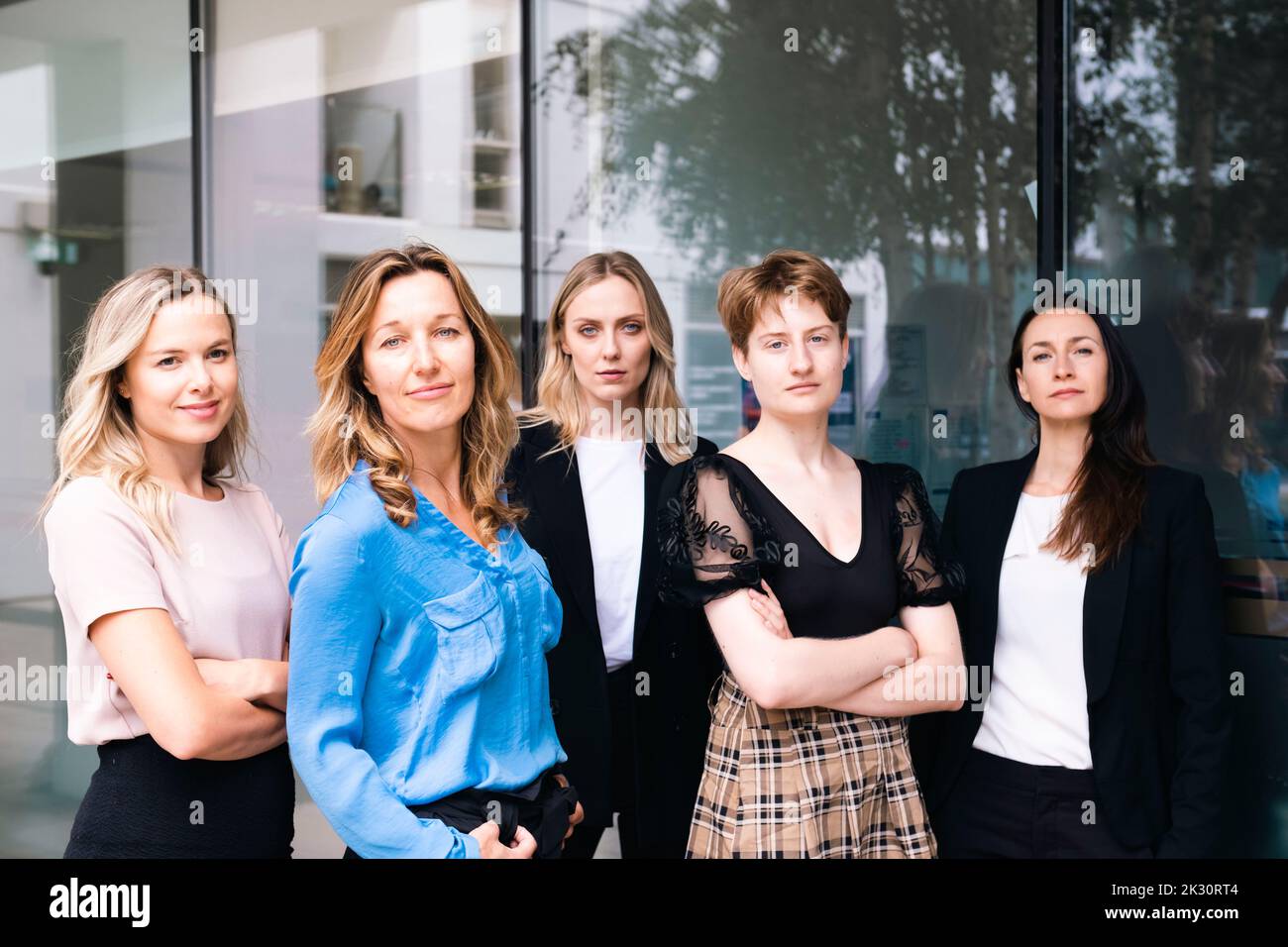 Business people standing wall hi-res stock photography and images - Alamy