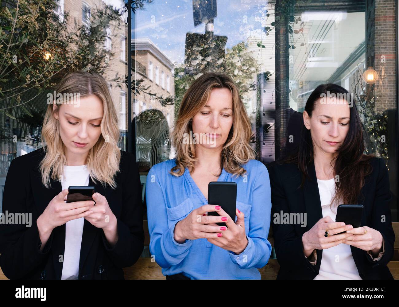 Using phones outside hi-res stock photography and images - Alamy