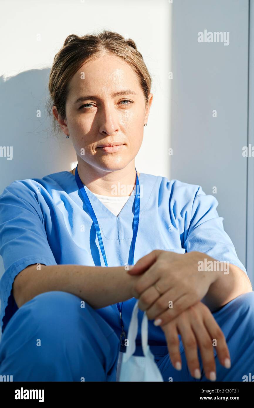 Doctor wearing scrubs hi-res stock photography and images - Alamy