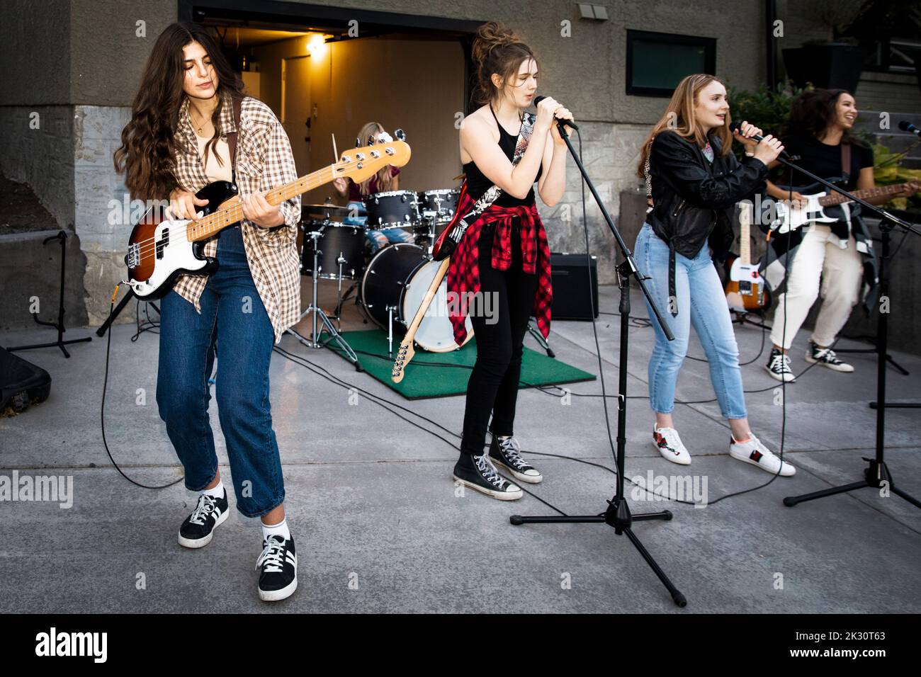 Driveway rock hi-res stock photography and images - Alamy