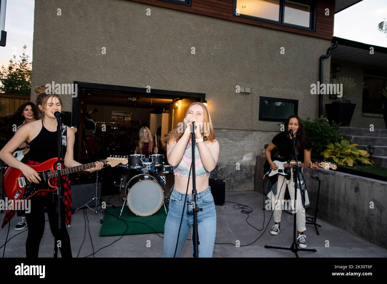 Five singing together hi-res stock photography and images - Alamy