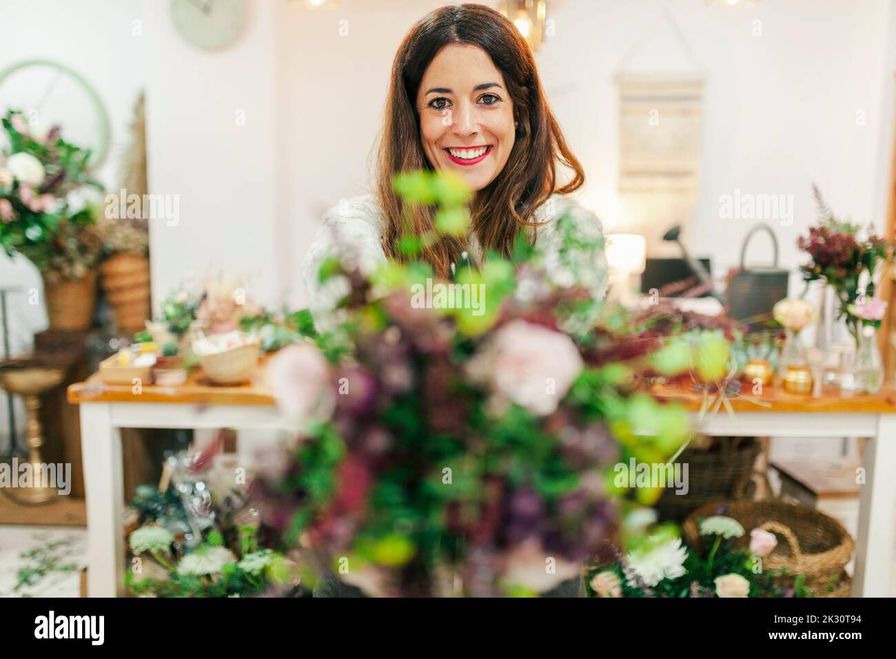 Happy florist with bouquet at flower shop Stock Photo - Alamy