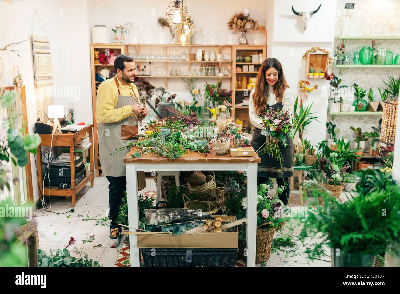 Female caucasian florist making bouquet hi-res stock photography and ...