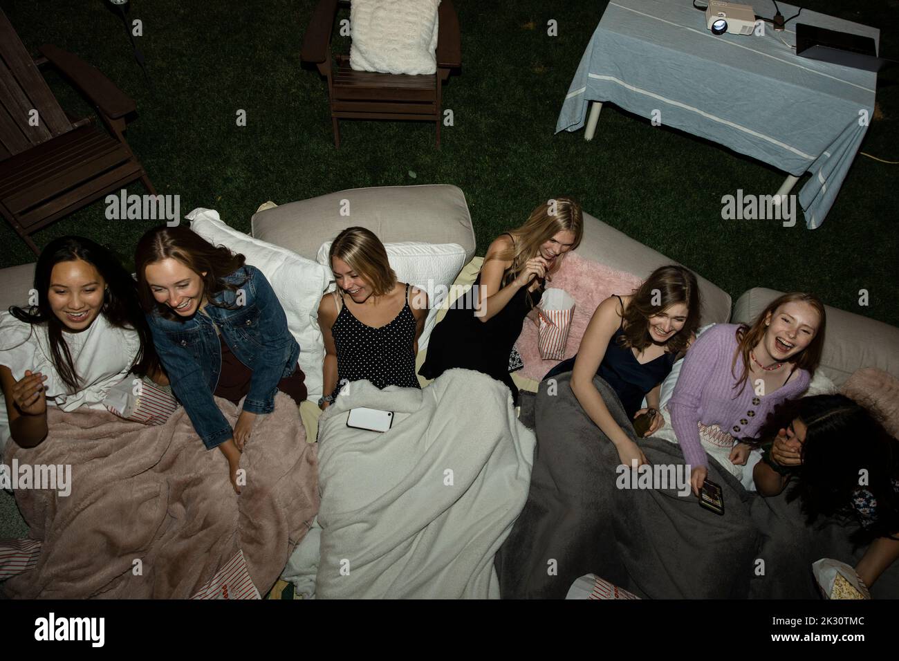 Girls eat popcorn hi-res stock photography and images - Alamy