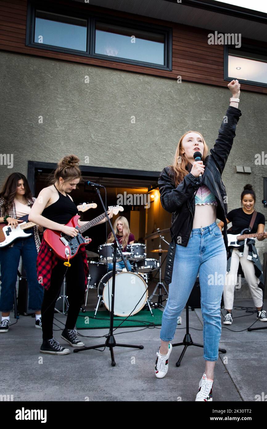 Crop top teen hi-res stock photography and images - Alamy