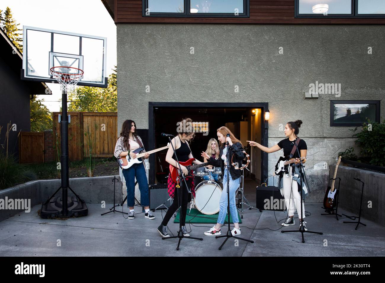 Driveway rock hi-res stock photography and images - Alamy