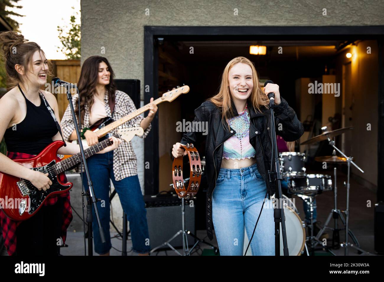 Girls with guitars hi-res stock photography and images - Alamy