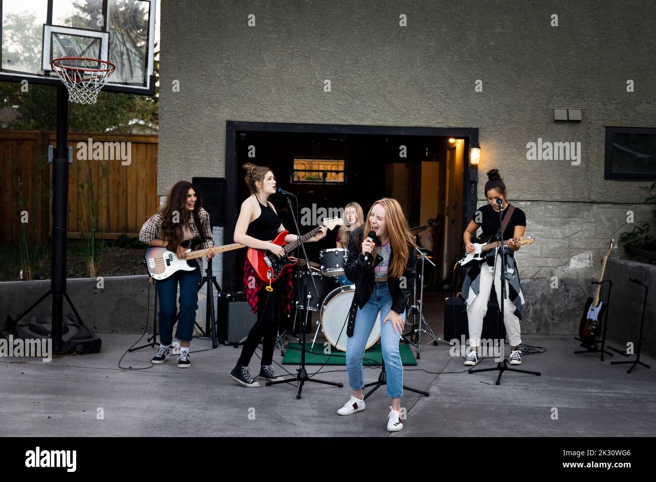 Driveway basketball hoop hi-res stock photography and images - Alamy