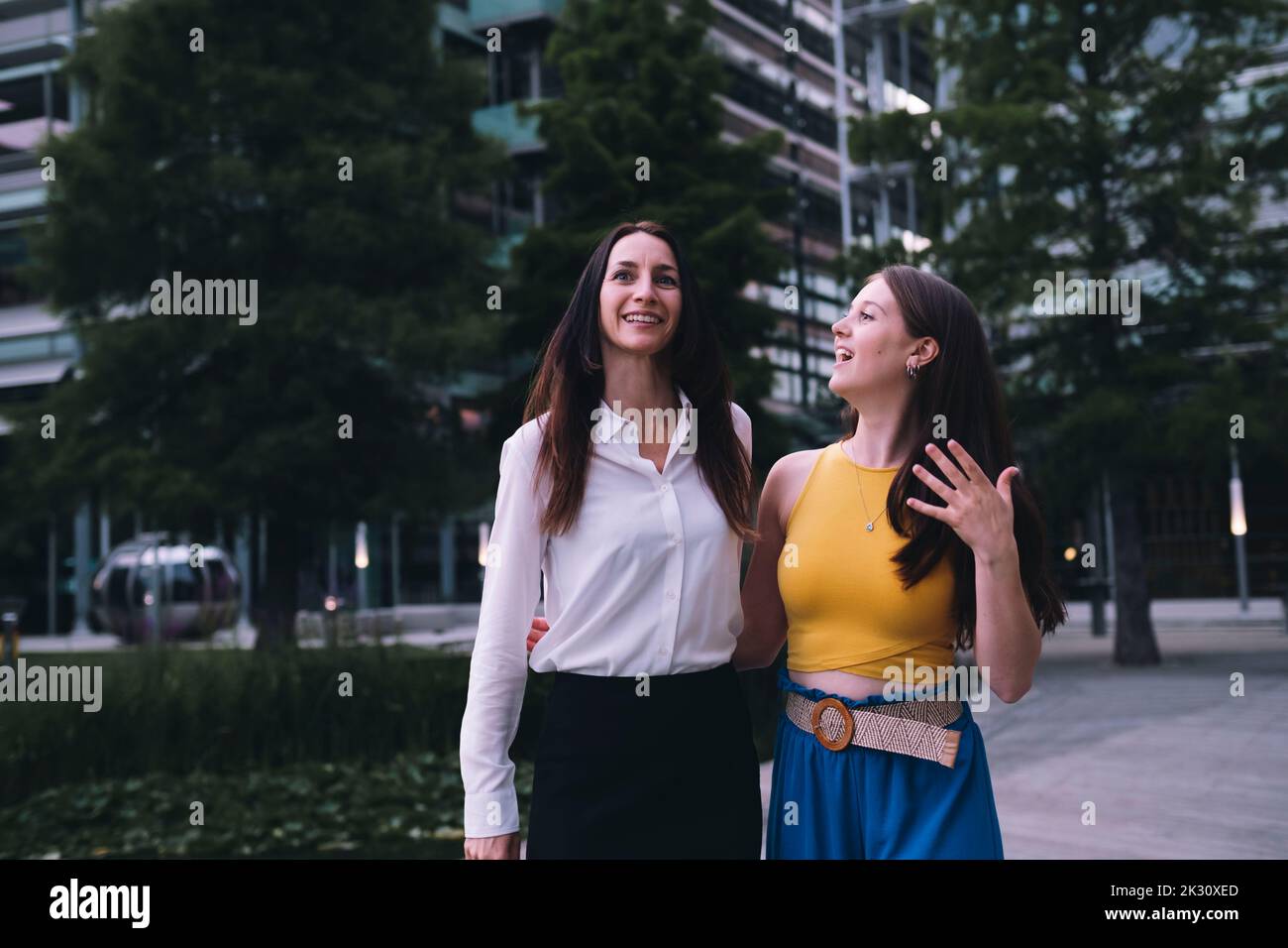 Women standing around hi-res stock photography and images - Alamy