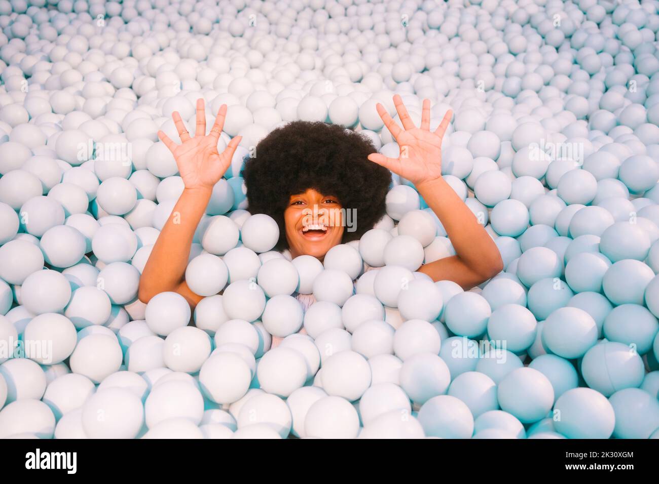 Smiling afro woman waving hi-res stock photography and images - Alamy