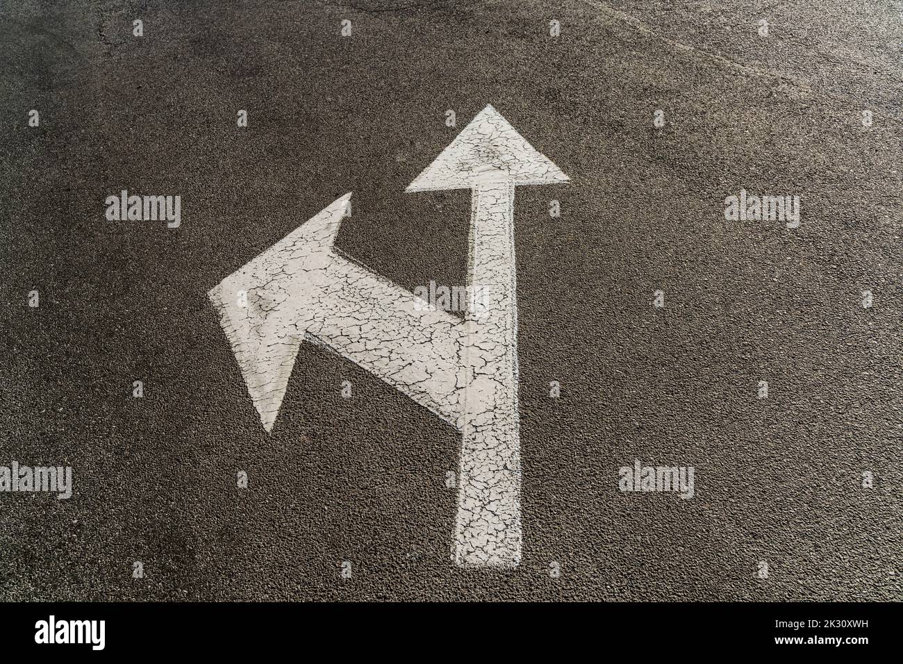 Arrows sign on asphalt hi-res stock photography and images - Alamy