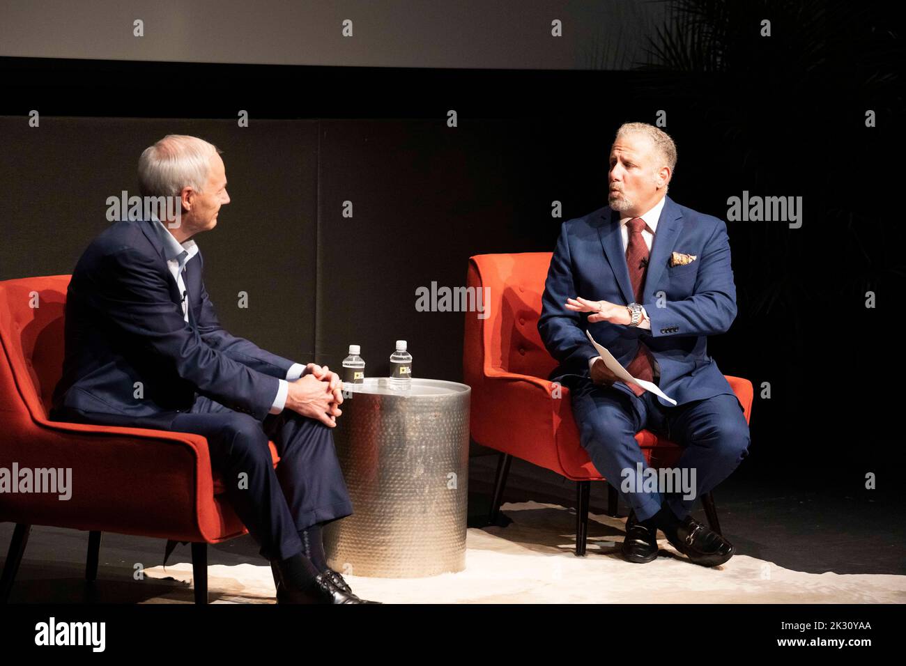 Austin, USA. 23rd Sep, 2022. Arkansas Governor ASA HUTCHINSON (left ...