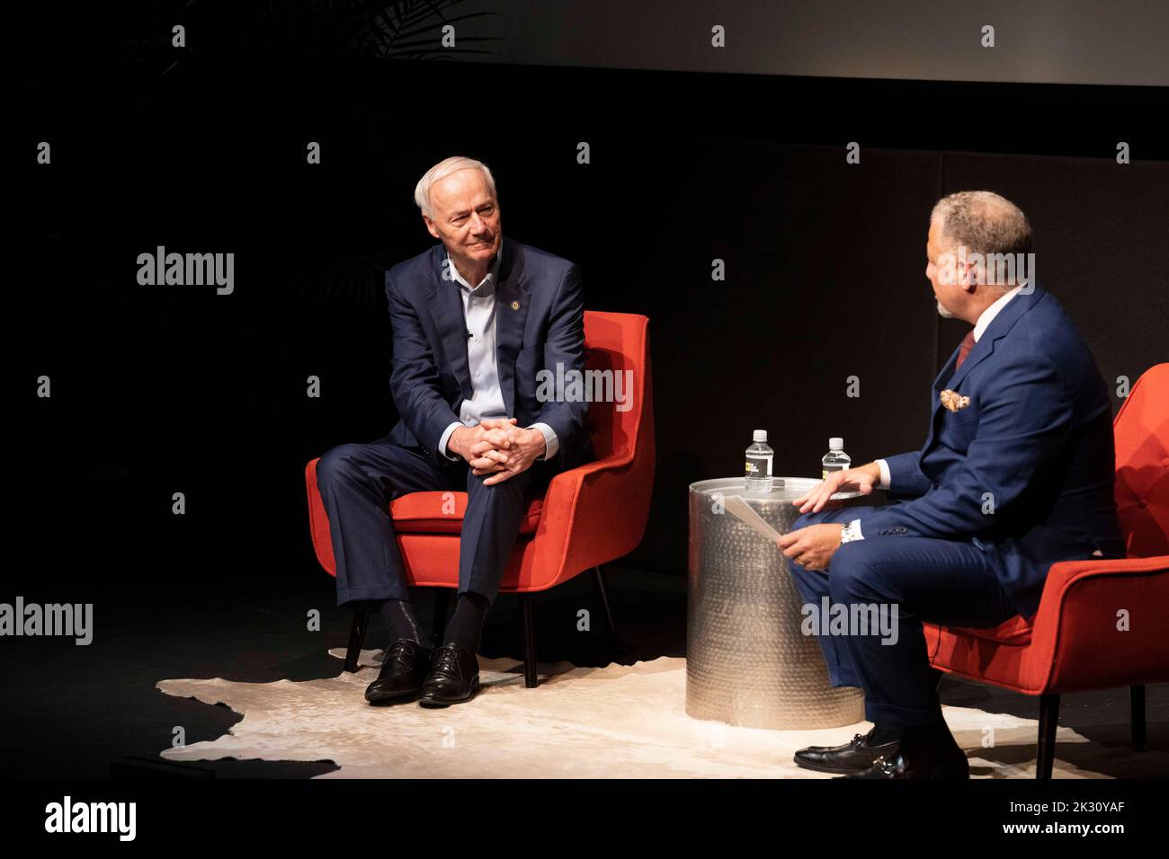 Austin, USA. 23rd Sep, 2022. Arkansas Governor ASA HUTCHINSON (left ...
