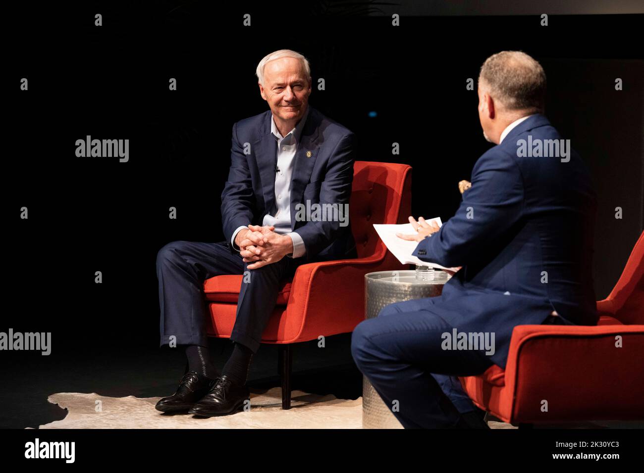 Austin, USA. 23rd Sep, 2022. Arkansas Governor ASA HUTCHINSON (left ...