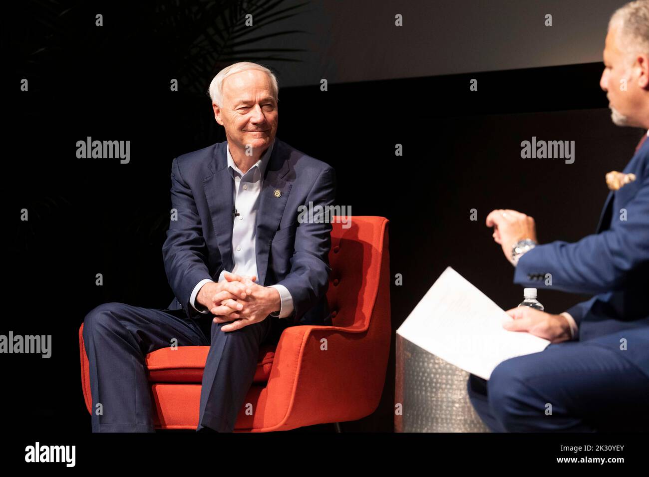 Austin, USA. 23rd Sep, 2022. Arkansas Governor ASA HUTCHINSON (left ...