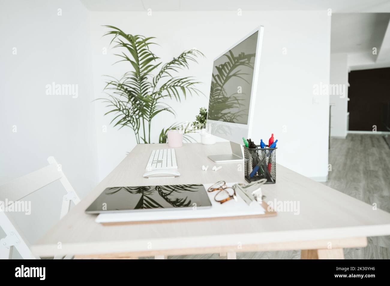 Empty desktop hi-res stock photography and images - Alamy