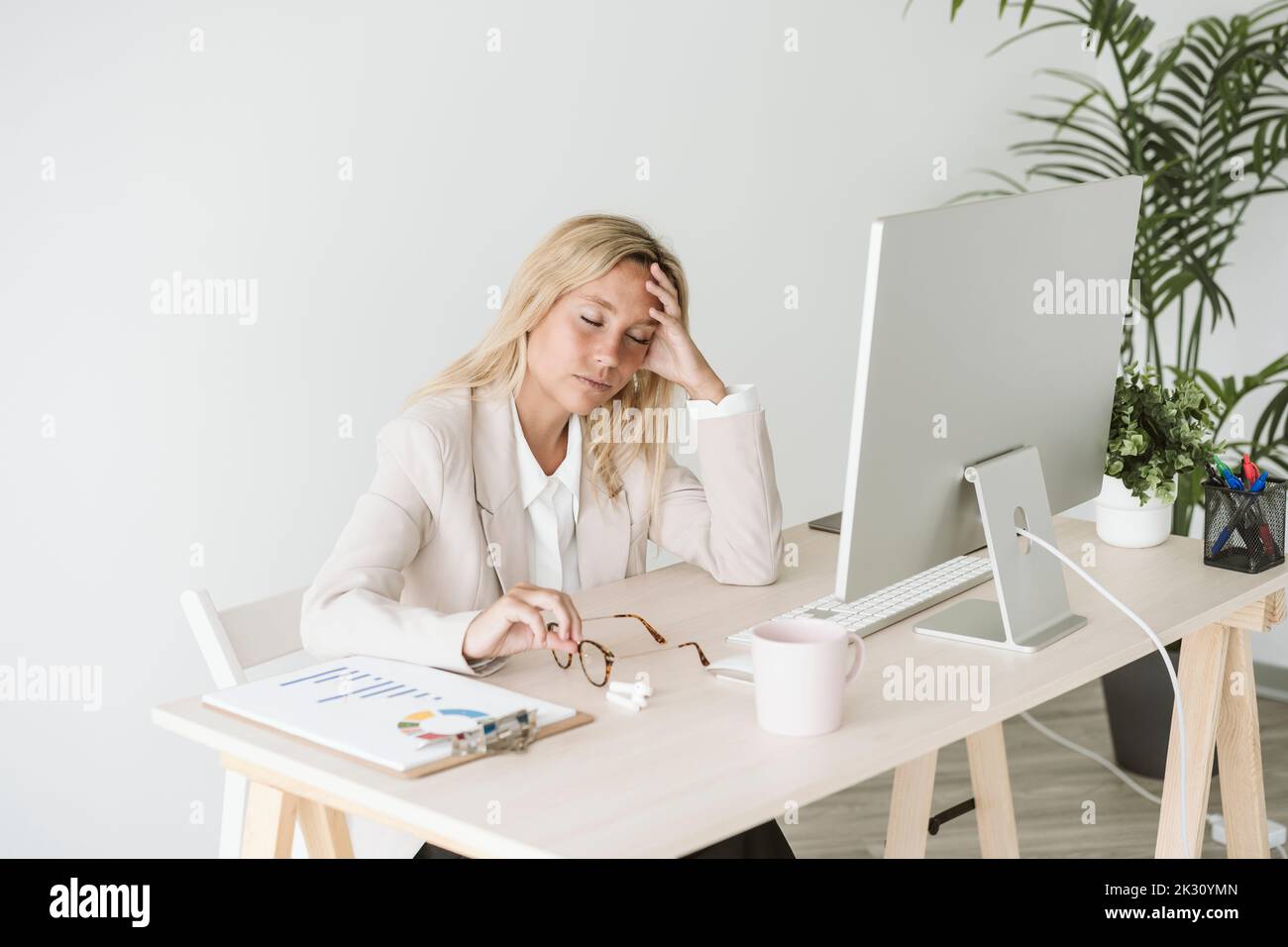 Tired at office desk hi-res stock photography and images - Alamy