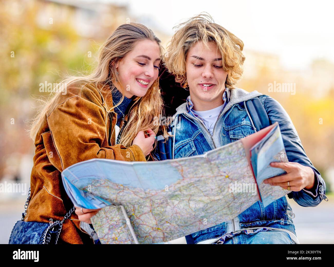 Tourists looking map tourist hi-res stock photography and images - Alamy