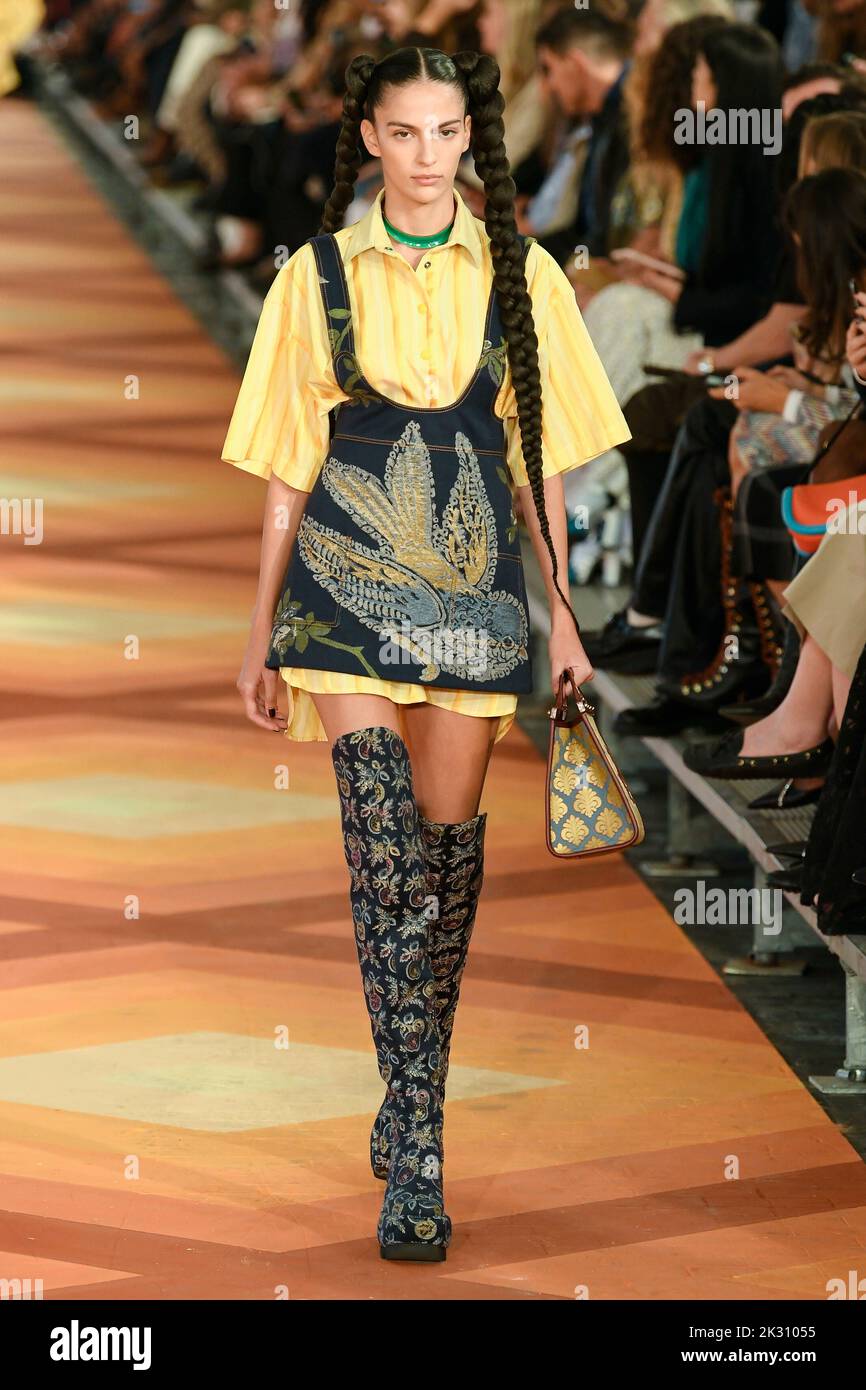 Etro milano fashion show hi-res stock photography and images - Alamy