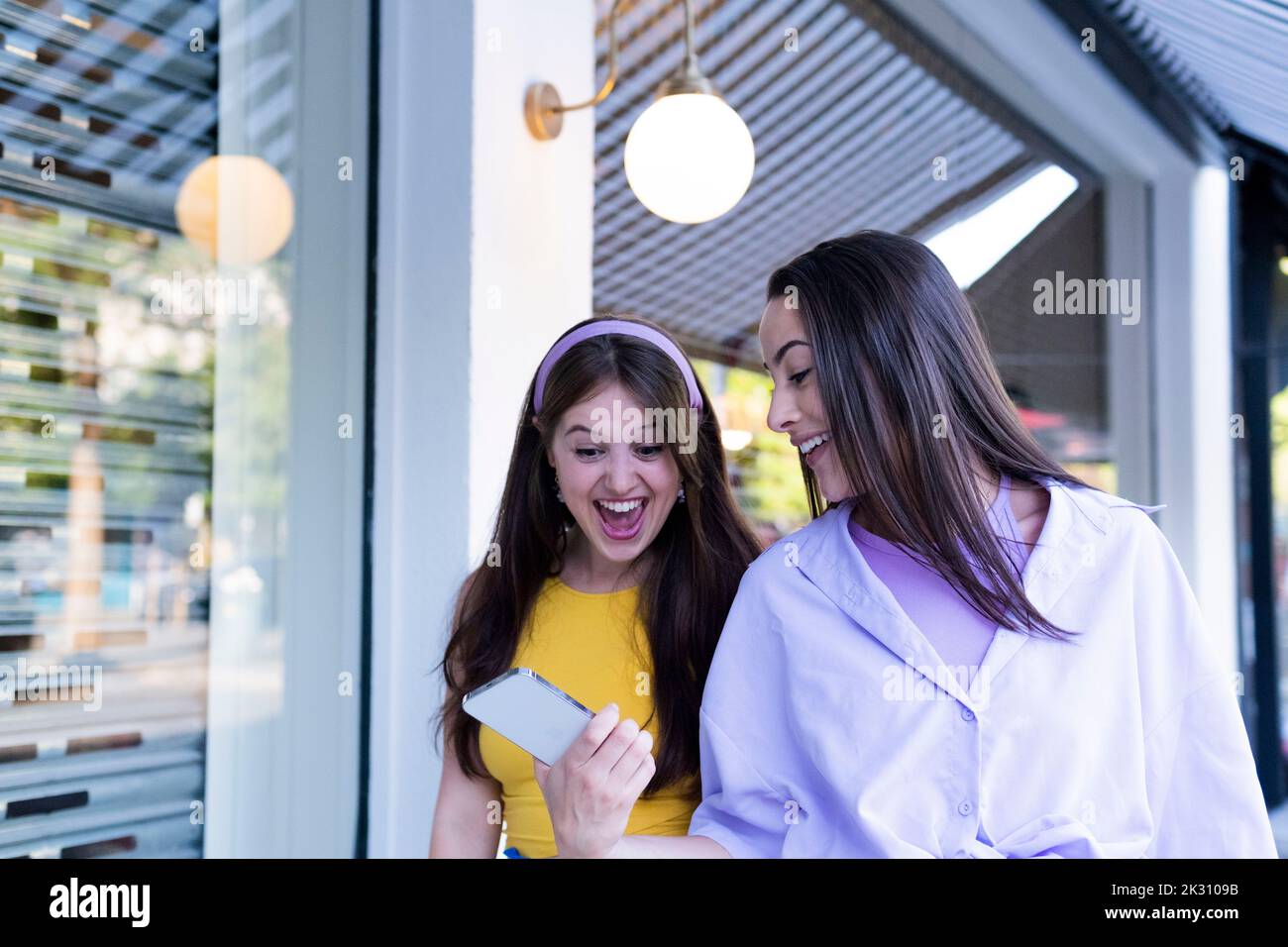 News smiling hi-res stock photography and images - Alamy