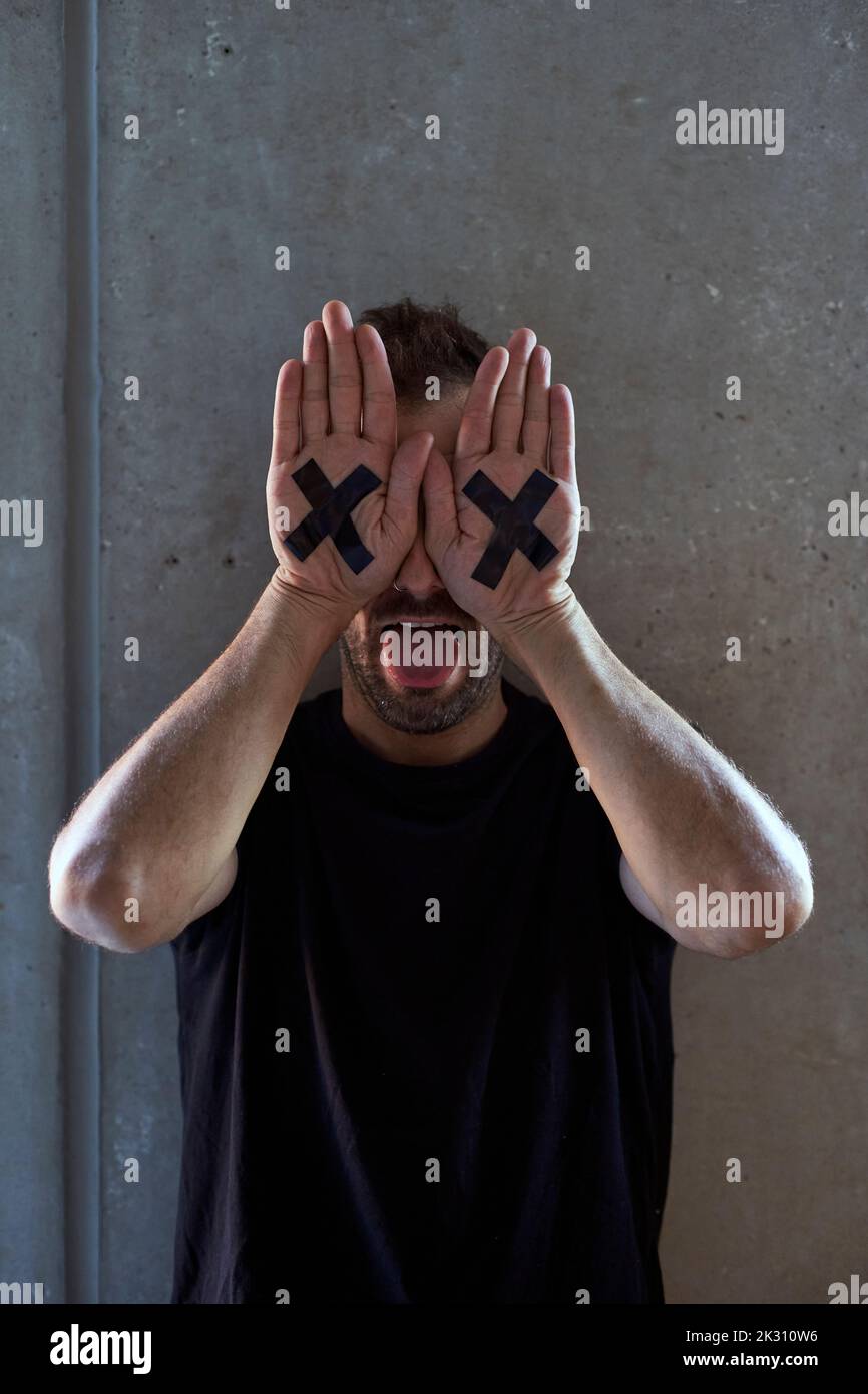 Face and hands sticking out of wall hi-res stock photography and images ...