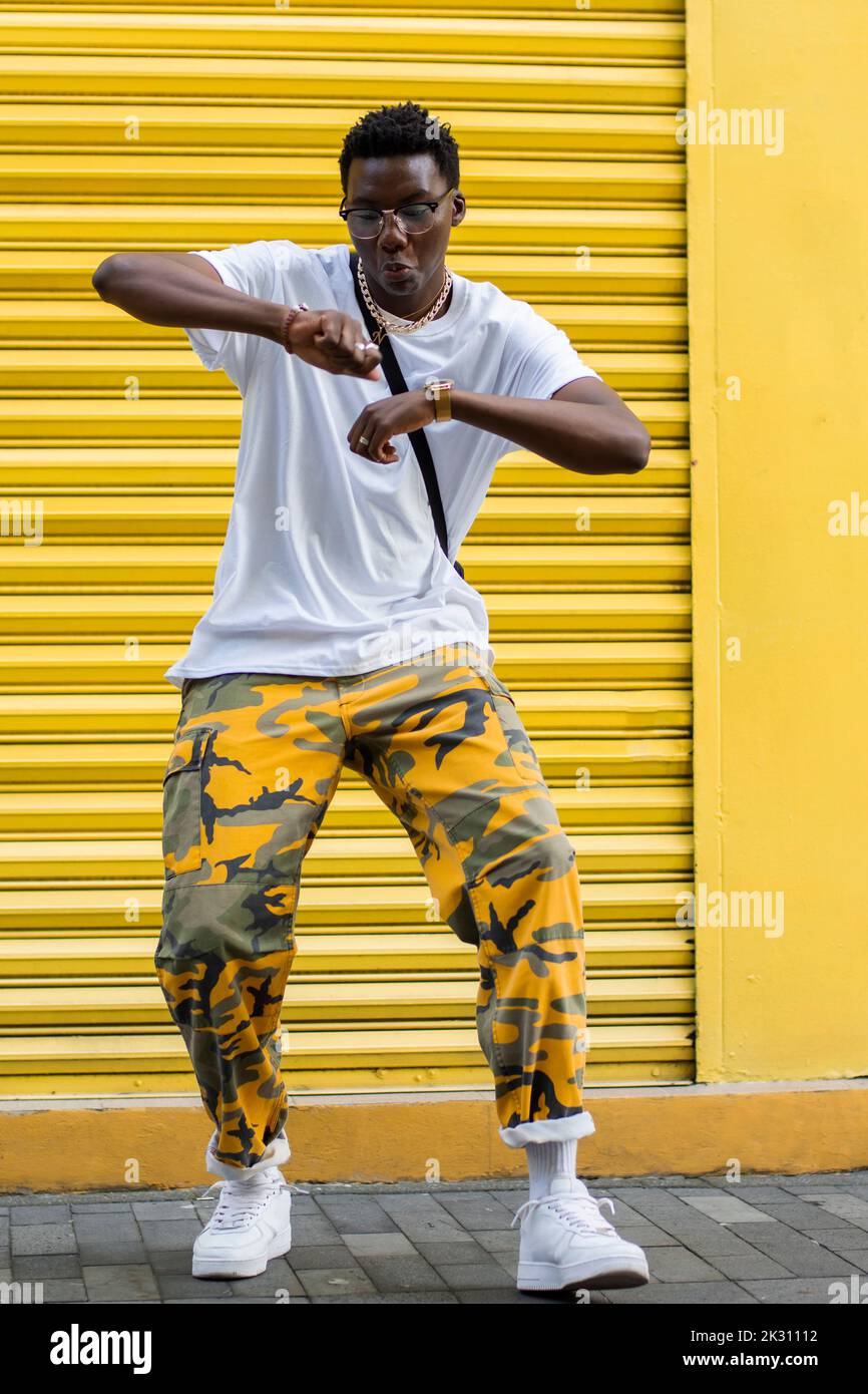 Young people dancing mexico hi-res stock photography and images - Alamy