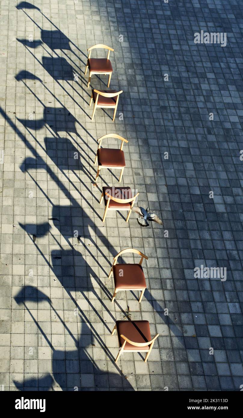 Row empty chairs hi-res stock photography and images - Alamy