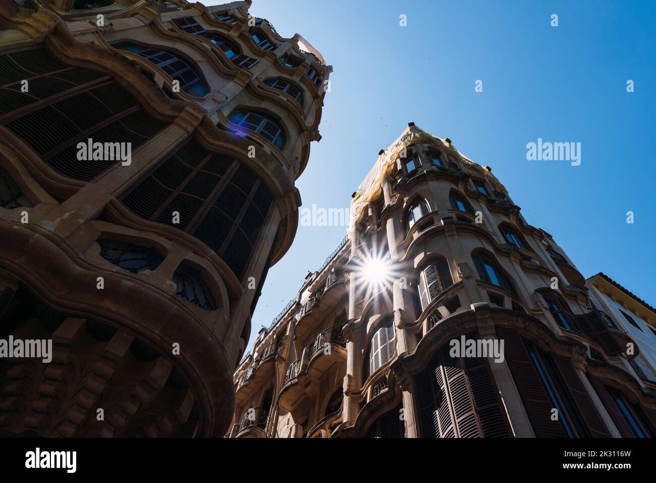 Buildings sunshine sunny hi-res stock photography and images - Alamy